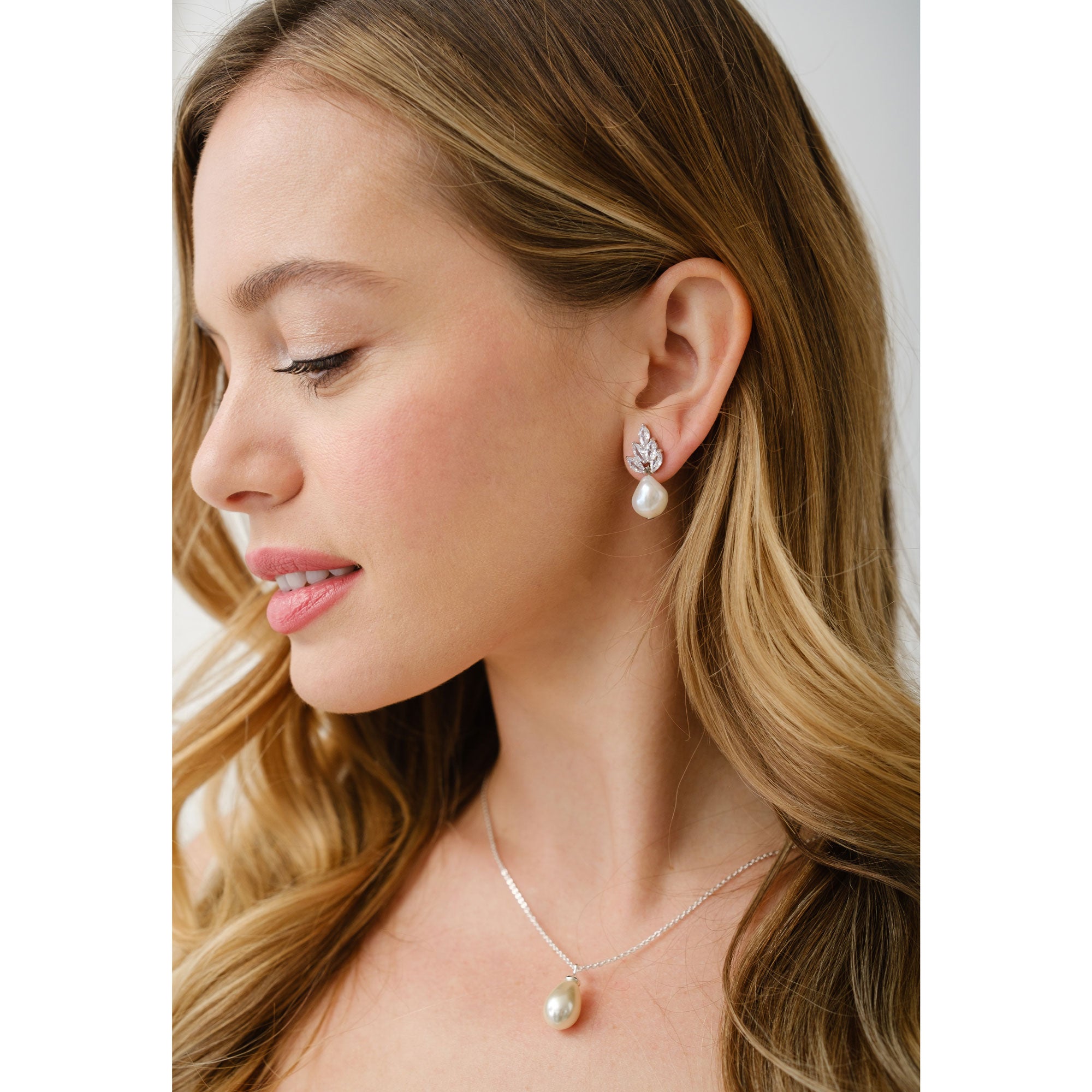 Single teardrop pearl pendant necklace (silver) | Aria – Liberty in Love
