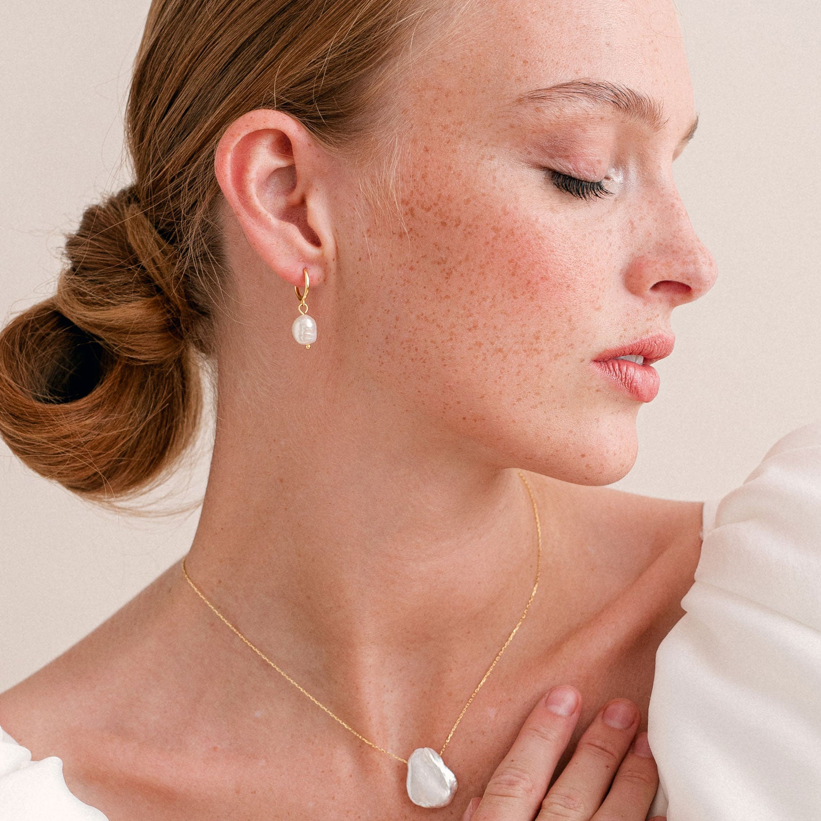 Baroque pearl small hoop earrings (gold) | Aria – Liberty in Love